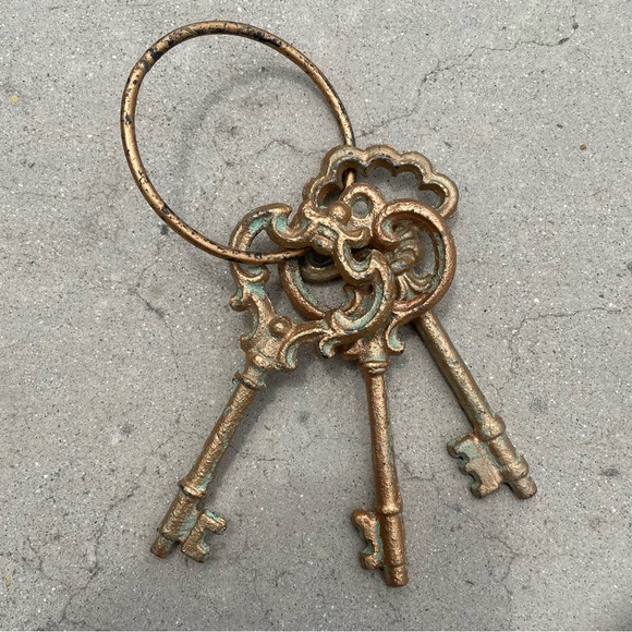 Accents | Retro Shabby Chic Large Victorian Goldtone Skeleton Keys ...